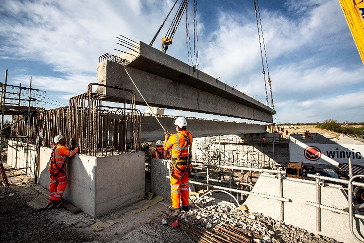 Winvic Lifts 440 Tonnes of Concrete Bridge Beams Over the A5 at DIRFT ...